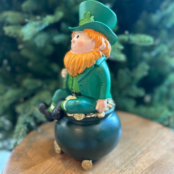 Lucky Lane | Holiday | Lucky Lane St Patricks Day Leprechaun Pot Of ...
